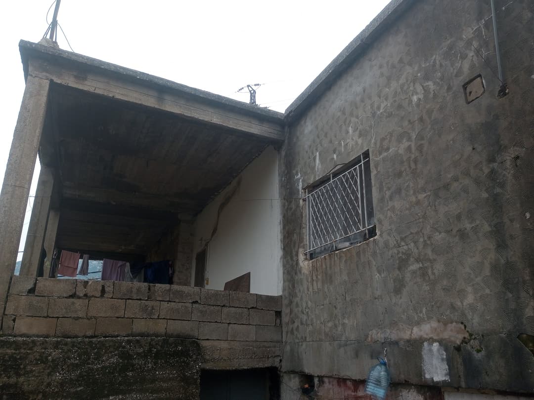 An old stone house for sale with an area of 150 meters and a land area ...